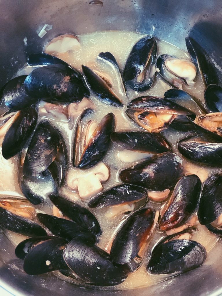 simple garlic butter mussels - earth to rose